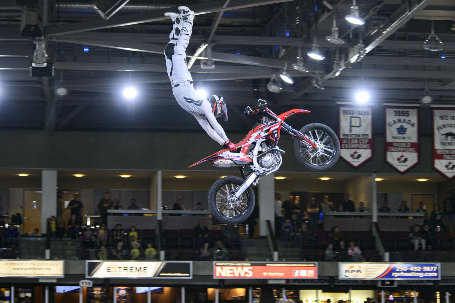 FMX Riders Delight Okanagan Families - Moto Baecker